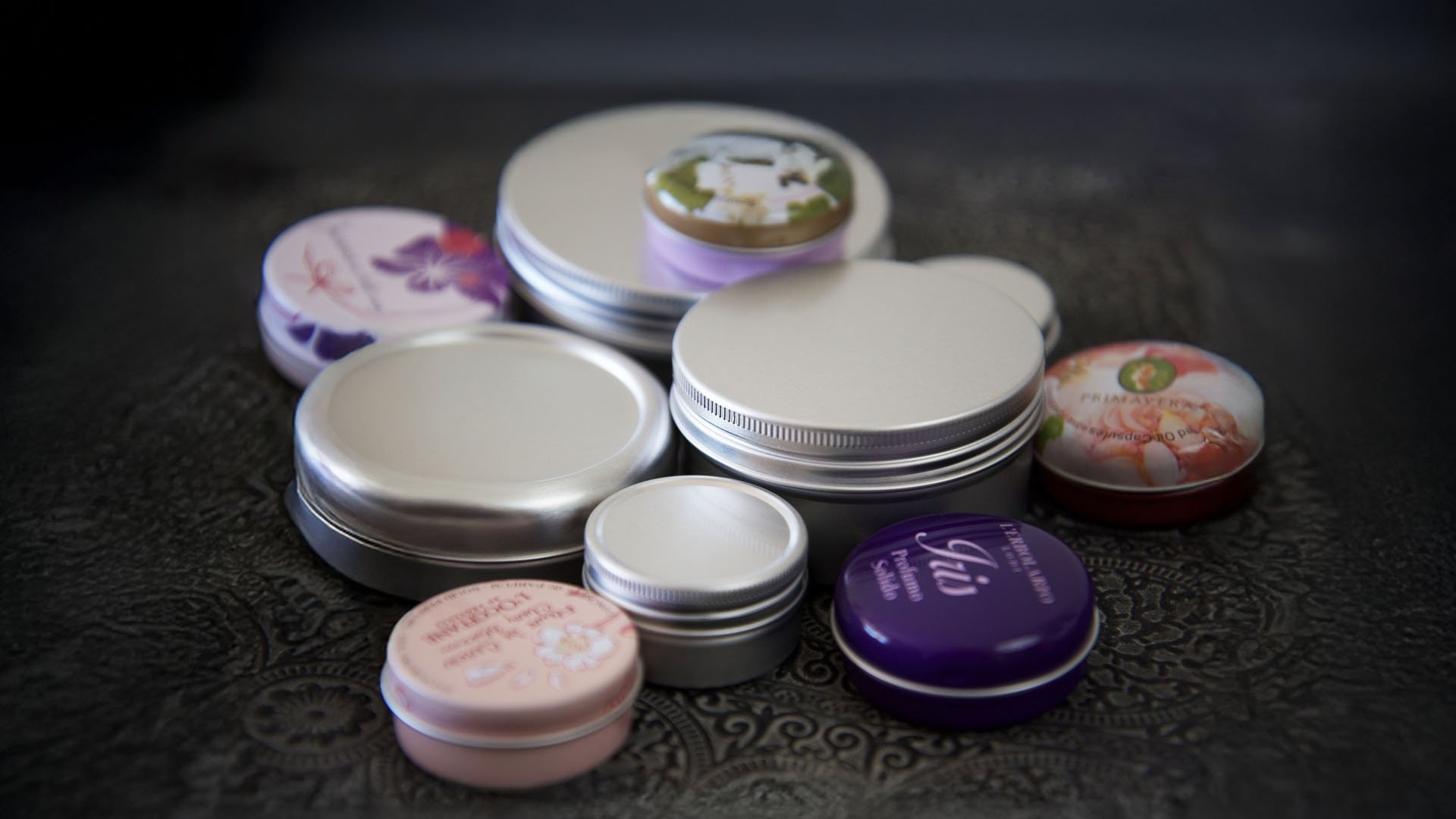 How Premium Metal Packaging Contributes to Product Mystique